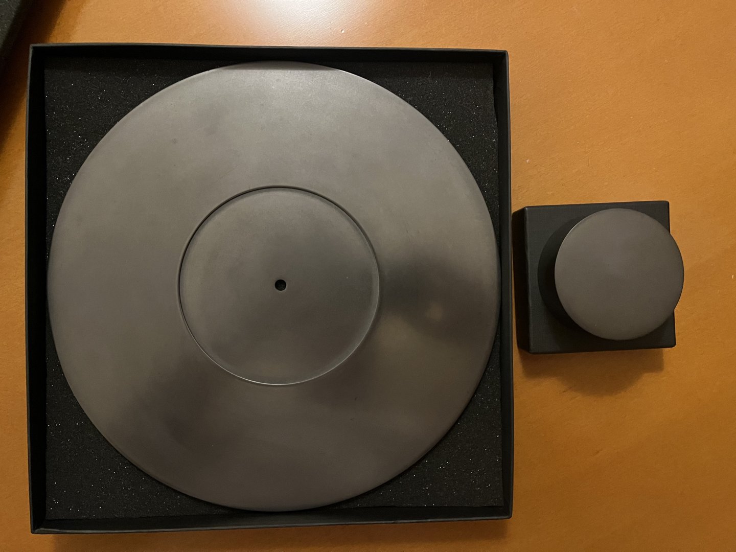 Chameleon audio graphite turntable mat & graphite turntable clamp | AVsite